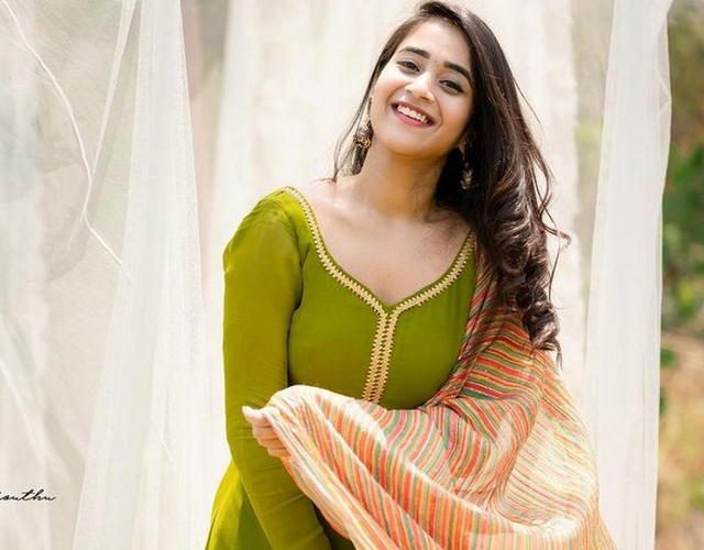 Deepthi Sunaina | Deepthi Sunaina Photos | Deepthi Sunaina Stills ...