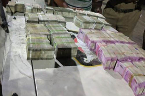 సిమెంట్ బస్తాల లారీలో నోట్ల కట్టలు | 2 crore cash seized in vijayawada ...