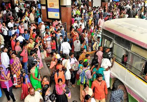 ఈ నెల 13న పోలింగ్ ... కిక్కిరిసిపోతున్న బస్టాండ్లు | Polling on 13th of ...