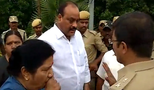 మా బాబు గారింటికి వెళ్లకుండా ఆపుతున్నారు.. యూజెలెస్ ఫెలోస్ అంటూ అచ్చం ...