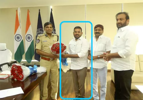 బేడీలు వేయాల్సిన చేతుల నుంచి బొకేలు!.. సభ్య సమాజానికి ఏం మెసేజ్ ...