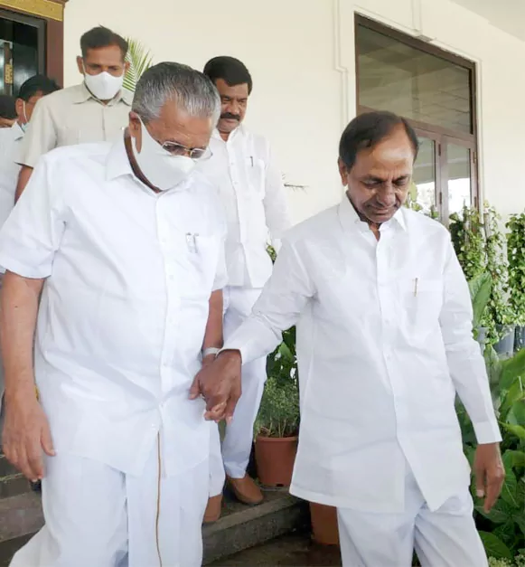 కేరళ సీఎంతో కేసీఆర్ మంత్రాంగం.. థర్డ్ ఫ్రంట్ కోసమేనా? | cm kcr meet ...