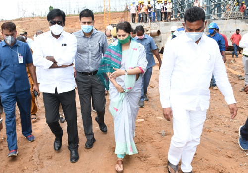 పనులు త్వరితగతిన పూర్తి చేయాలి | Smitha Sabarwal Visits Seetharama ...