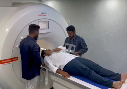 గాయపడ్డ నారా లోకేష్.. భుజానికి స్కానింగ్ | Lokesh undergoes MRI scan ...
