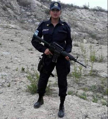 టాప్ లెస్ తో పోలీసు అధికారిణి సెల్ఫీ.. నన్ను నేనే అసహ్యించుకుంటున్నా ...