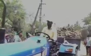 అక్ర‌మంగా మ‌ట్టిని త‌వ్వే మాఫియాను అడ్డుకోరా? | sand mafia in gudivada ...