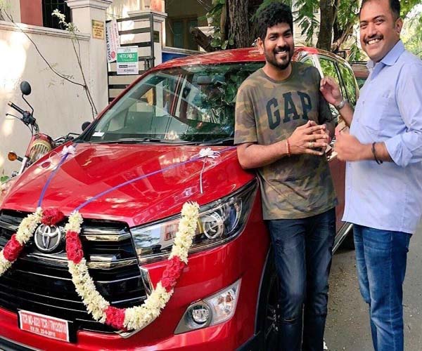 బొమ్మ హిట్టు.. కారు గిఫ్టు!