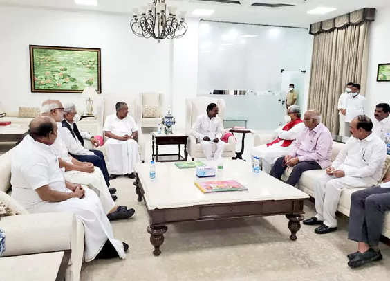 కేరళ సీఎంతో కేసీఆర్ మంత్రాంగం.. థర్డ్ ఫ్రంట్ కోసమేనా? | cm kcr meet ...