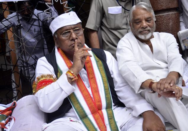 Over smart KK pays for it: VH | v hanumantha rao|criticize| k keshav ...