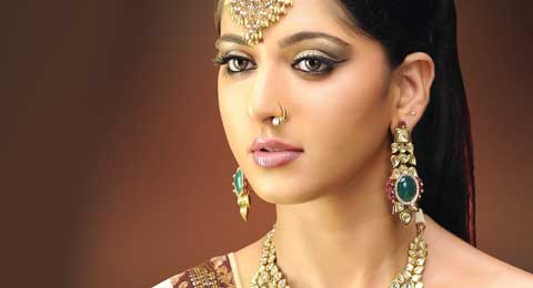 అనుష్క 'రుద్రమదేవి'కి 5కోట్ల ఆభరణాలు | anushka Rudrama Devi| Rudrama ...