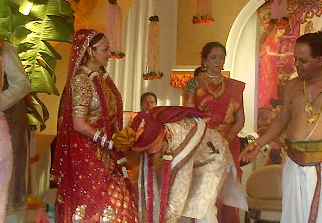 Esha Deol gets Married to Bharat in Hindu Ceremony | Esha Deol marriage ...